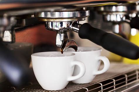 커피 머신에서 커피를 만듭니다 아침 대기 조명 유행 트랜드 스팟 소프트 포커스 디자인 크리에이티브 메뉴 준비 0명에 대한 스톡 사진 및 기타 이미지 Istock