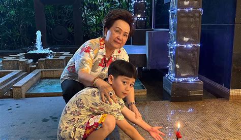 รวมรูปภาพของ ภาพน่ารัก สายฟ้า พายุ ลอยกระทงกับคุณย่าอุไรวรรณ หลานๆ แฮ