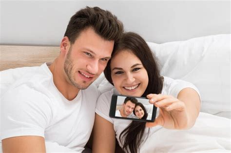 Jovem Casal Feliz Tirando Uma Selfie Foto Premium