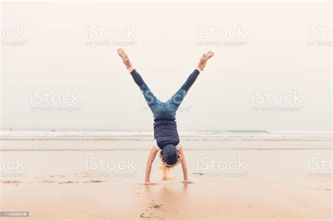 여자는가 날에 Fistral 비치 뉴 퀘이 콘 웰에서 수레 바퀴 逆 하 고 가을에 대한 스톡 사진 및 기타 이미지 가을 낮