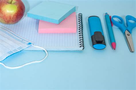 학교 문구 용품 의료 용 마스크 및 손 젤 소독제 거리를 유지 학교를 열고 감염 된 후 코로나 바이러스 전염병에 대한 학교로