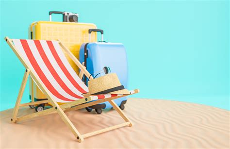 해변 의자와 여행 액세서리가 있는 노란색과 파란색 여행 가방은 모래 스탠드와 하늘색 배경에 있습니다 여름 여행 개념 3d 모델 및 그림 3차원 형태에 대한 스톡 사진 및