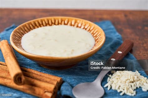 전통적인 쌀 푸딩 또는 계피를 곁들인 아로즈 콘 레체 맛있고 영양가있는 아침 식사 0명에 대한 스톡 사진 및 기타 이미지 0