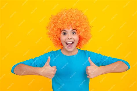 Garoto Engraçado Com Peruca De Cabelo Encaracolado Menina Bonitinha Com
