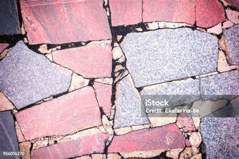 돌 모자이크의 텍스처와 배경입니다 화강암의 큰 빨간색과 회색 조각 Chaotically 배치 됩니다 삽화와 함께 아름 다운 사진입니다 거리에 대한 스톡 사진 및 기타 이미지