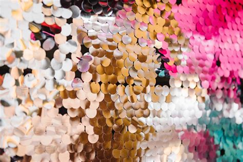 컬러 반짝이는 배경입니다 파티 시간을 위해 반짝이는 장식이 있는 은색 사진 부스 반짝이는 스팽글이있는 영역 결혼식을위한 축제 벽 생일 축하를위한 장소 2024년 새해 복