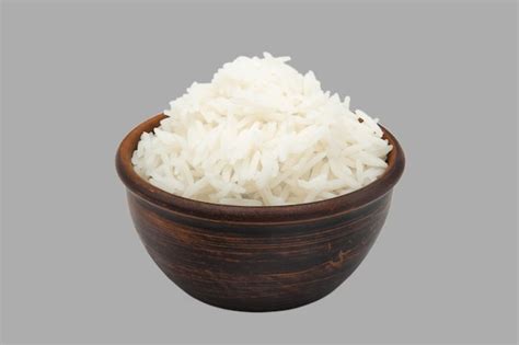 Arroz Branco Cozido Em Uma Tigela De Barro Simples Isolado Em Um Fundo Cinza Foto Premium