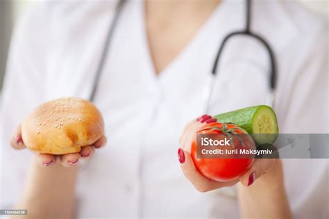 다이어트입니다 의사 여자 패티와 신선한 야채 사이 선택에 근접 촬영 건강관리와 의술에 대한 스톡 사진 및 기타 이미지 건강