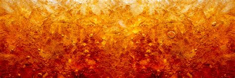 매크로 청량 음료 텍스처 어두운 콜라 배경에 얼음 큐브의 보기를 닫습니다 피싱 유리 벽에 거품과 매크로 거품 달콤한 여름 차가운 음료의 질감 또는 표면의 상단에 플로트