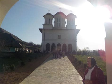 Vinerea aceasta mănăstirea Izvorul Tămăduirii își sărbătorește