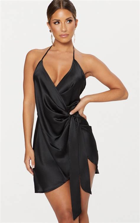 Robe moulante noire satinée à dos nu et cache coeur Robes