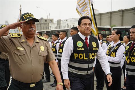 Policía Nacional del Perú on Twitter El general PNP Luis Flores Solís director de
