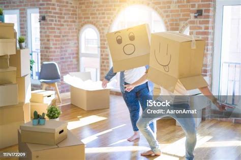 미친 부부는 새로운 집에서 재미를 머리 위에 재미있는 이모티콘 얼굴 골판지 상자를 입고 2명에 대한 스톡 사진 및 기타 이미지 2명 가족 기이함 Istock