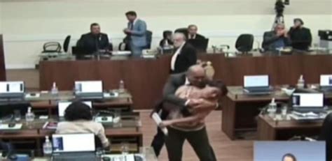 VÍDEO vereadora é abraçada e beijada à força por parlamentar em sessão da Câmara de