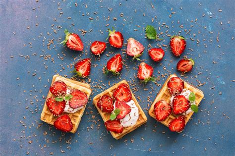 크림과 신선한 딸기와 웨이퍼는 초콜릿 핑크 블루 바탕에 뿌 렸 다 보기 상위 공간을 복사 합니다 수 제 벨기에 와플입니다 와플에 대한 스톡 사진 및 기타 이미지 Istock