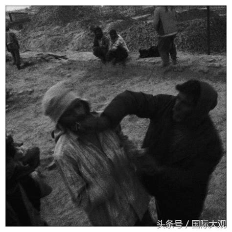 尼泊尔砖厂的苦工们 每日头条