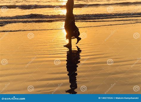 La Ragazza Romantica Cammina A Piedi Nudi Sulla Spiaggia Nellacqua