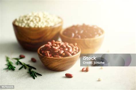 강 낭 콩의 한 다양 한 레드 그레이에 로즈마리와 나무 그릇에 검은 강 낭 콩 콘크리트 배경 복사 공간 배너 0명에 대한 스톡