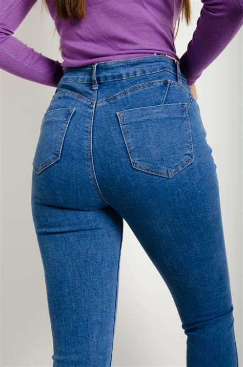 SPODNIE PLUS SIZE CIEMNE JEANSOWE PUSH UP Olika