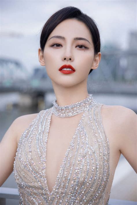 张嘉倪穿深v无袖裙身材优越 皮肤白皙女神范儿十足 搜狐大视野 搜狐新闻