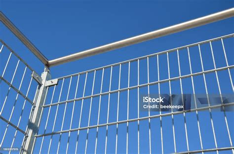 구부러진 연마 파이프로 만든 테라스의 야외 계단에 장착 스테인레스 스틸 난간의 세부 사항 기둥 내부의 응축된 물을 증발시키는 구멍이 있는 아연 도금 프리즘 0명에 대한 스톡