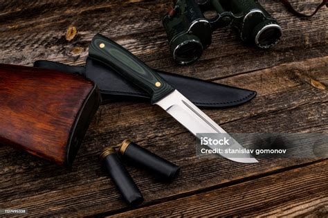 자연 나무 판자 배경에 색깔된 탄소의 손잡이 가진 금속 칼 0명에 대한 스톡 사진 및 기타 이미지 0명 러시아 배경 주제