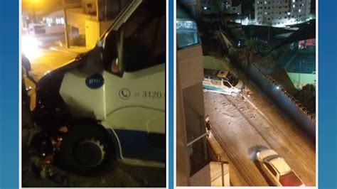 A Gazeta Ambulância estacionada desce ladeira em Colatina e bate em