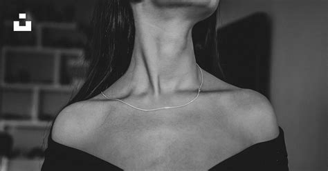 검은 스파게티 스트랩 탑에 여자 사진 Unsplash의 무료 회색 이미지