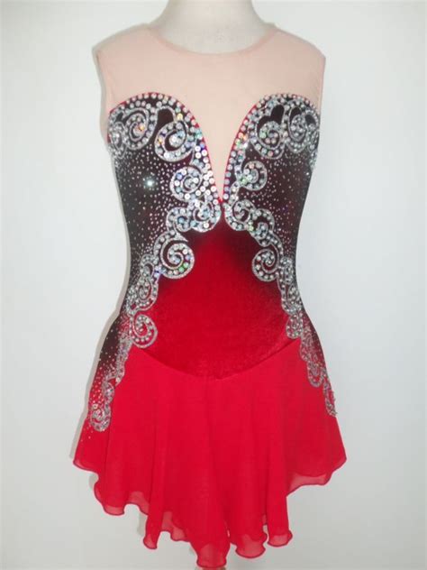 I love how unique this is Vestidos de patinaje Patinaje artístico Vestidos