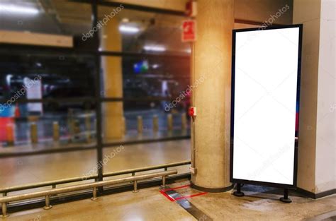 Escaparate En Blanco Valla Publicitaria O Caja De Luz Publicitaria Para