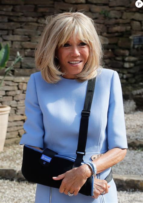 La première dame Brigitte Macron le bras droit en écharpe Le