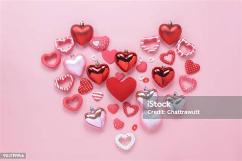 테이블 상단 보기 서명 발렌타인 하루 배경 개념의 공중 이미지 평면 홈 오피스 책상 스튜디오에서 현대 그런 지 분홍색 종이에 많은 심장 모양을 배열 화려한 하다 파스텔 톤