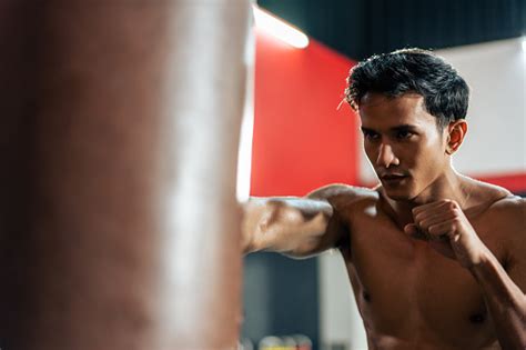 피트니스 체육관에서 운동하는 아시아 활동적인 프로 스포츠 청년 체육관 경기장이나 체육관에서 건강 관리를위한 강한 근육을 유지하기