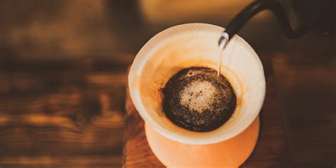 아침에 커피 필터 드립을 양조하는 바리스타 신선한 블랙 에스프레소 향을 곁들인 음료 음료 카페 한 잔의 따뜻한 음료 바 숍 배경의 갈색 카페인 0명에 대한 스톡 사진 및