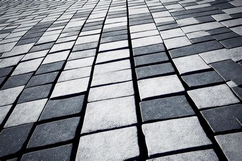 Adoquines grises estampados rectangulares de la sección de pavimento de