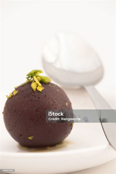 전통적인 공 모양의 Mithai Kala Jamun 또는 Khova Paneer 코티지 치즈 우유 고체 Khoya Mawa 카 다몬 Mava Kesar Kewra 장미 물로