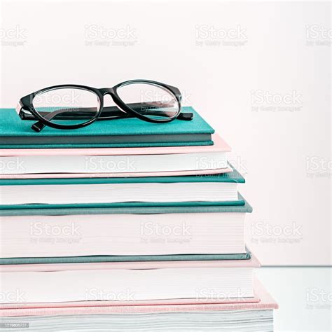 책 스택 안경 집 식물 다육 식물과 향기로운 촛불과 막대기와 홈 인테리어 텍스트 다채로운 책과 홈 인테리어 장식의 스택에 대한 블랙 보드와 정물 생활 더미에 대한 스톡 사진