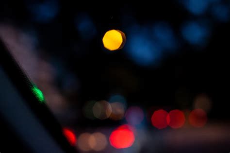 흐림 집중 도시 추상적인 텍스처 Bokeh 도시 조명 Gt 교통 체증 자동차 운전 실의 앞 유리에서 바라보 고 있습니다 소프트 포커스 0명에 대한 스톡 사진 및 기타 이미지