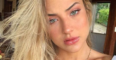 Gabi Martins Posa De Fio Dental E Ostenta Bumbum Escultural Na Web