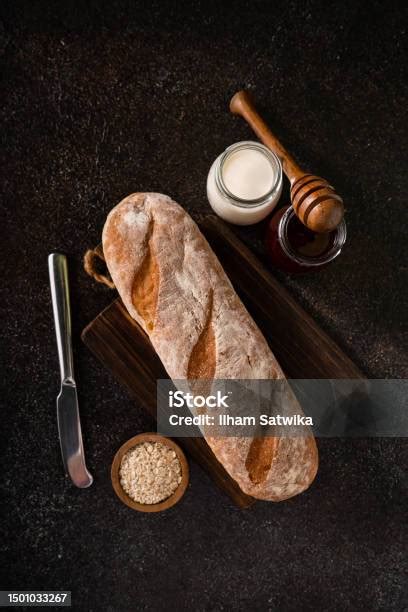 복사 공간이 있는 소박한 배경에 바게트 빵을 만든 신선한 수제 장인 덩어리 사워도우 미니 바게트 빵 0명에 대한 스톡 사진 및