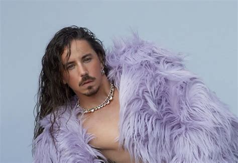 Michał Szpak Naśladuje Ukrzyżowanego Jezusa