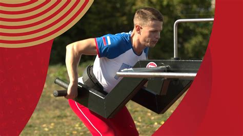 Становая тяга тяга к поясу в наклоне шраги на уличном силовом тренажере комбинированного жима