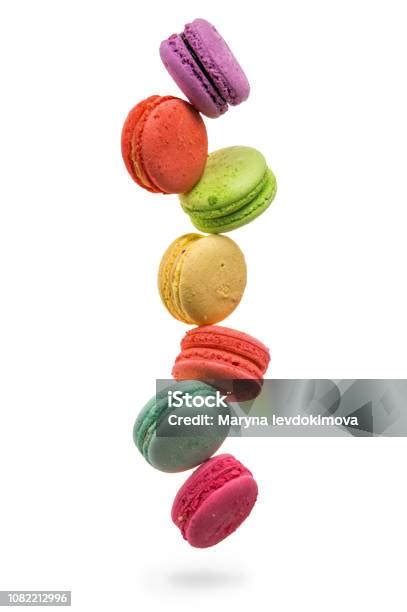 닫습니다 색상형 및 떨어지는 Macarons 흰색 배경에 고립 된 프랑스 공간에 복사 합니다 0명에 대한 스톡 사진 및 기타