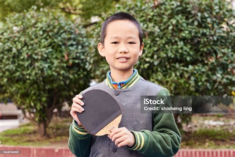 탁구 라켓을 들고 카메라를 보고 웃고 있는 동아시아 십 대 탁구공에 대한 스톡 사진 및 기타 이미지 탁구공 탁구 8 9