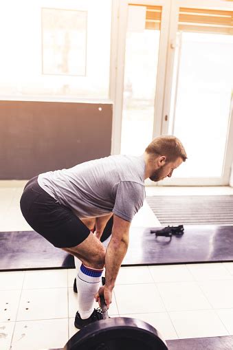 Stark Aktiva Och Intensiva Man Lyfta Vikter I Gymmet Foton Och Fler
