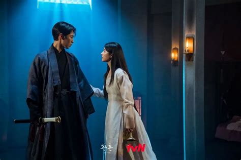 《還魂2》同框劇照！李宰旭♥︎高允貞命運般重逢，親密摟腰曖昧爆棚