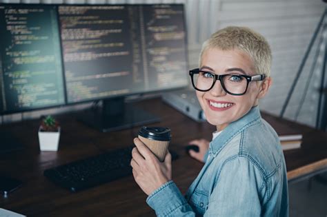 재택근무를 하는 젊은 여성 프로그래머 여러 대의 컴퓨터 화면이 있는 사무실에서 커피를 즐기는 모습 25 29세에 대한 스톡 사진 및 기타 이미지 Istock
