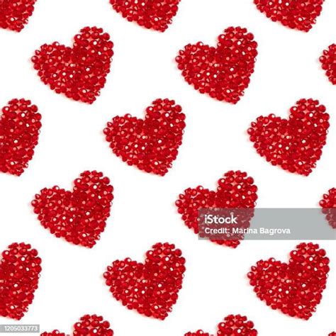 흰색 배경에 빨간 하트와 원활한 패턴입니다 구슬로 만든 빛나는 마음 발렌타인 데이 컨셉 개념에 대한 스톡 사진 및 기타 이미지 Istock
