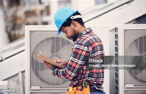 안전 전력 및 유지 보수를 위한 지붕의 기술자 체크리스트 및 에어컨 검사 Hvac 시스템 Ac 수리 또는 지속 가능성을 위한 품질 보증을 위한 엔지니어 흑인 및 서류 작업