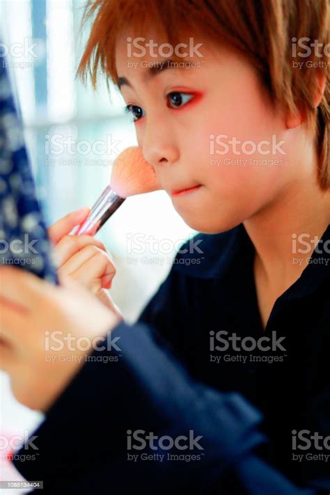 메이크업 완벽 한 피부에 적용입니다 화장품 파우더 브러시에 대 한 아름 다운 소녀 메이크업 갈색 머리에 대한 스톡 사진 및 기타